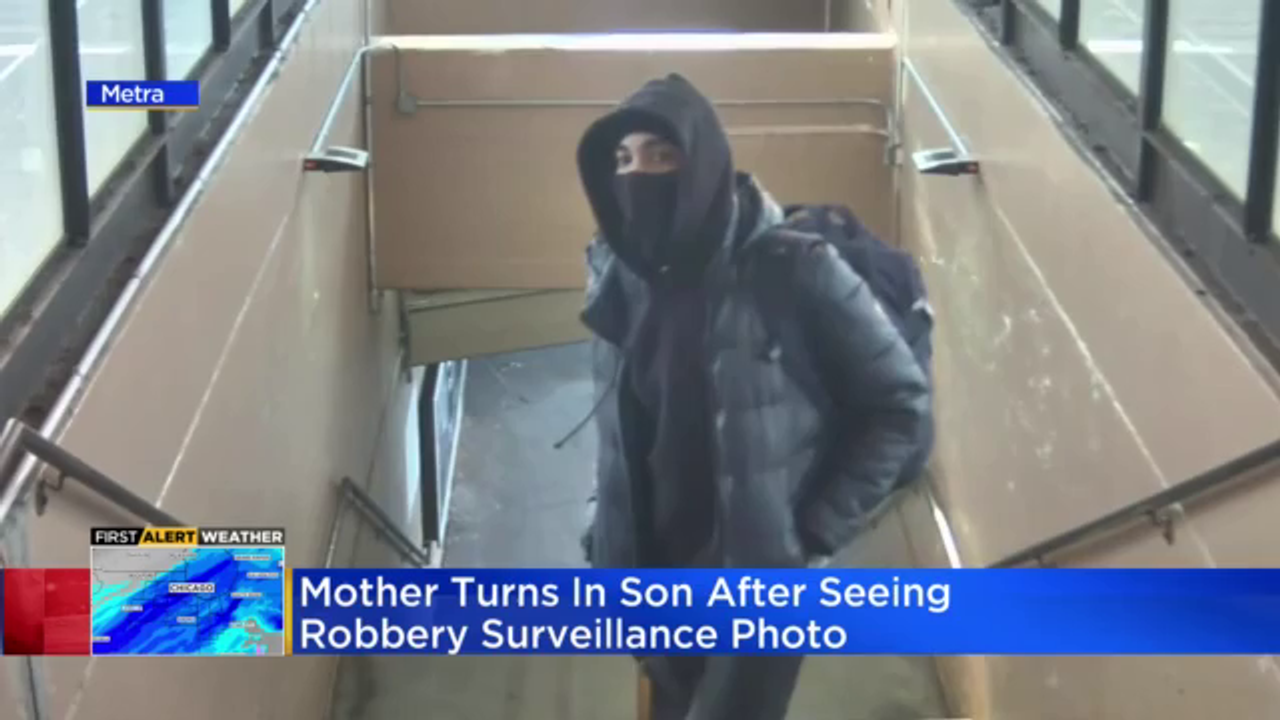 Mom Recognizes Chicago Train Robbery Suspect As Her Son, Drags Him To ...