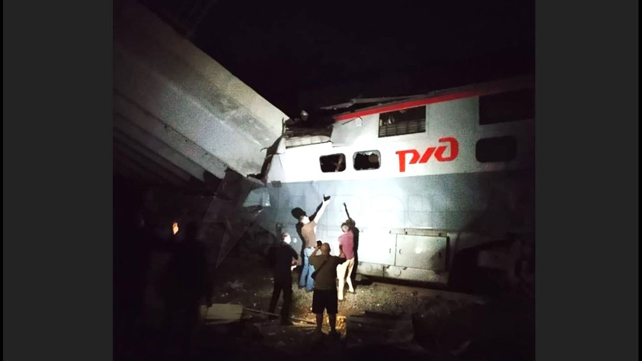 💣Russia’s Bryansk: Bridge collapsed over moving passenger Train ...